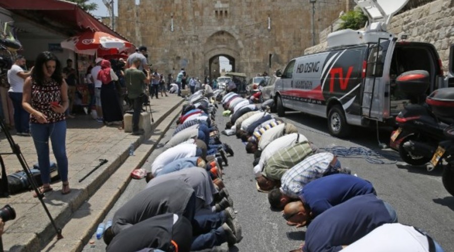 Temple Mount reopens after deadly terror attack, Islamic groups protest ...